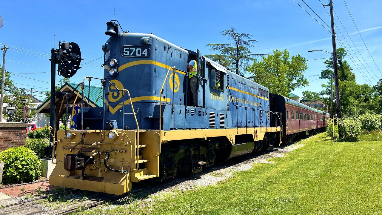 The Sights and Sounds of an EMD GP7 (4K) - YouTube