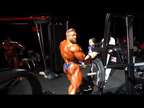 IAIN VALLIERE LOOKING MASSIVE AT THE 2020 MR OLYMPIA BACKSTAGE PUMPING UP