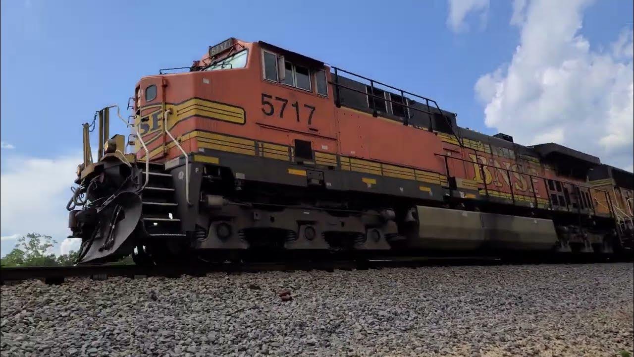 BNSF 5717 and 8950 pass by the Ooltewah WhistleStop - YouTube