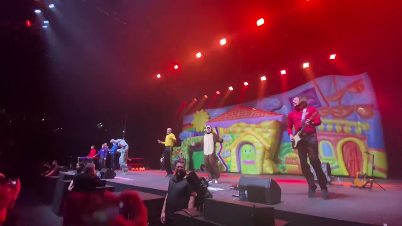 The Monkey Dance - Live from the OG Wiggles Reunion Tour Auckland - YouTube