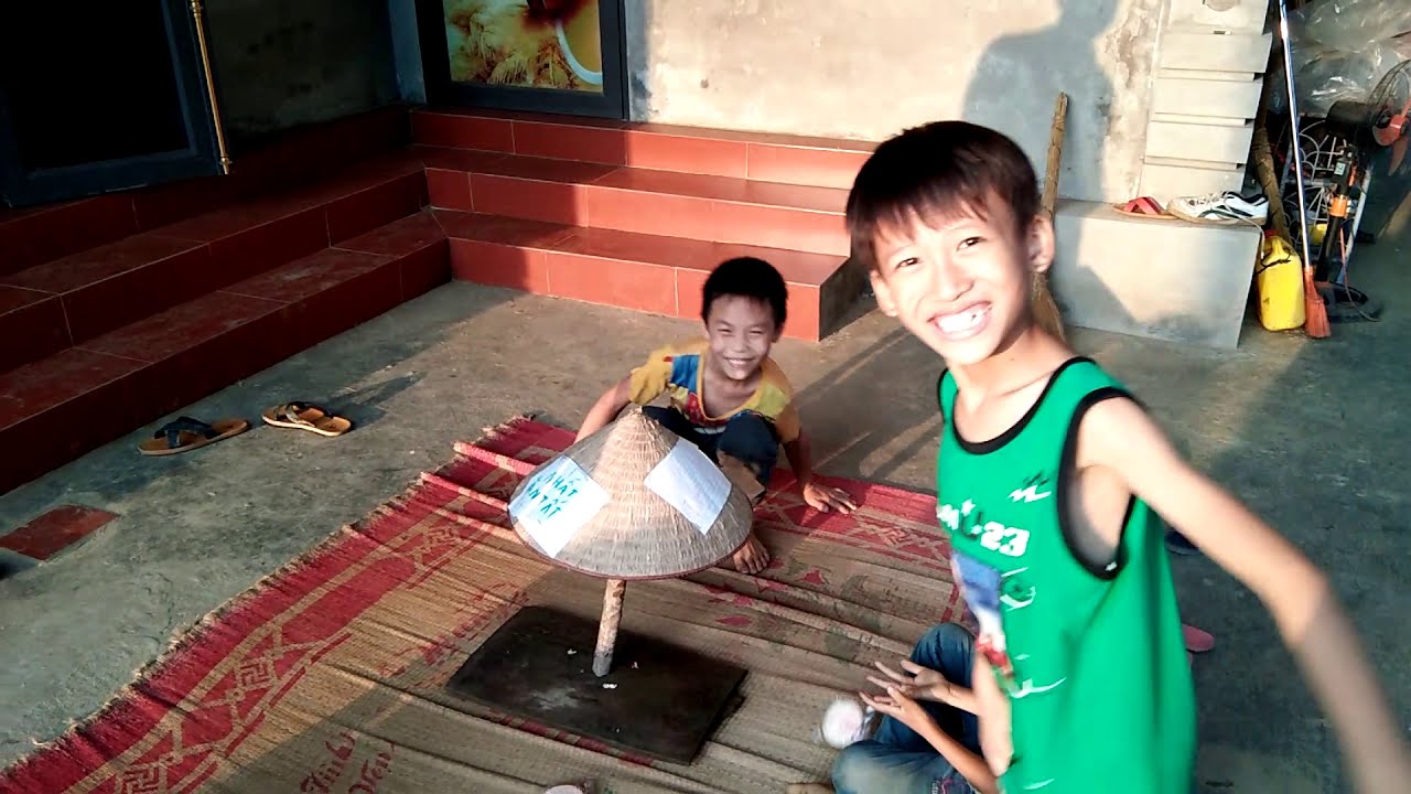 chơi trò quay nón búng chim có thưởng và cái kết - YouTube