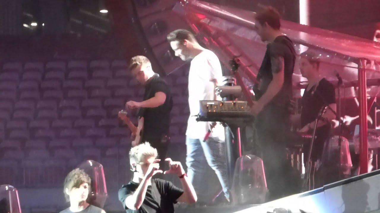 (17) One Direction Wembley 6th June - Intro Speech to Alive - YouTube
