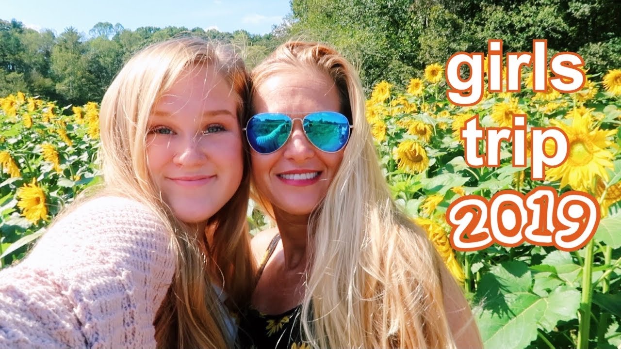 GIRLS TRIP 2019 - 13 girls in one mountain house - YouTube