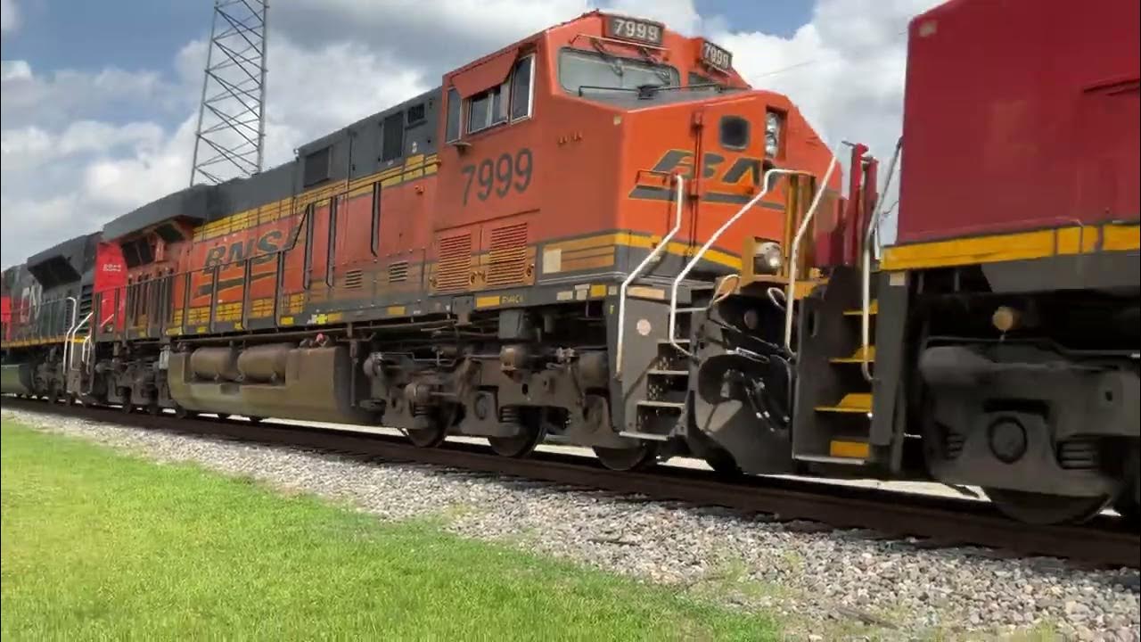 Cn 8843, 2659, and 8944 lead mixed train through Denham springs with bnsf 7999. - YouTube
