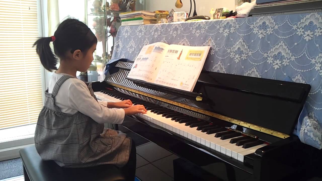 Chloe Alexander playing BigBen song on the piano - YouTube