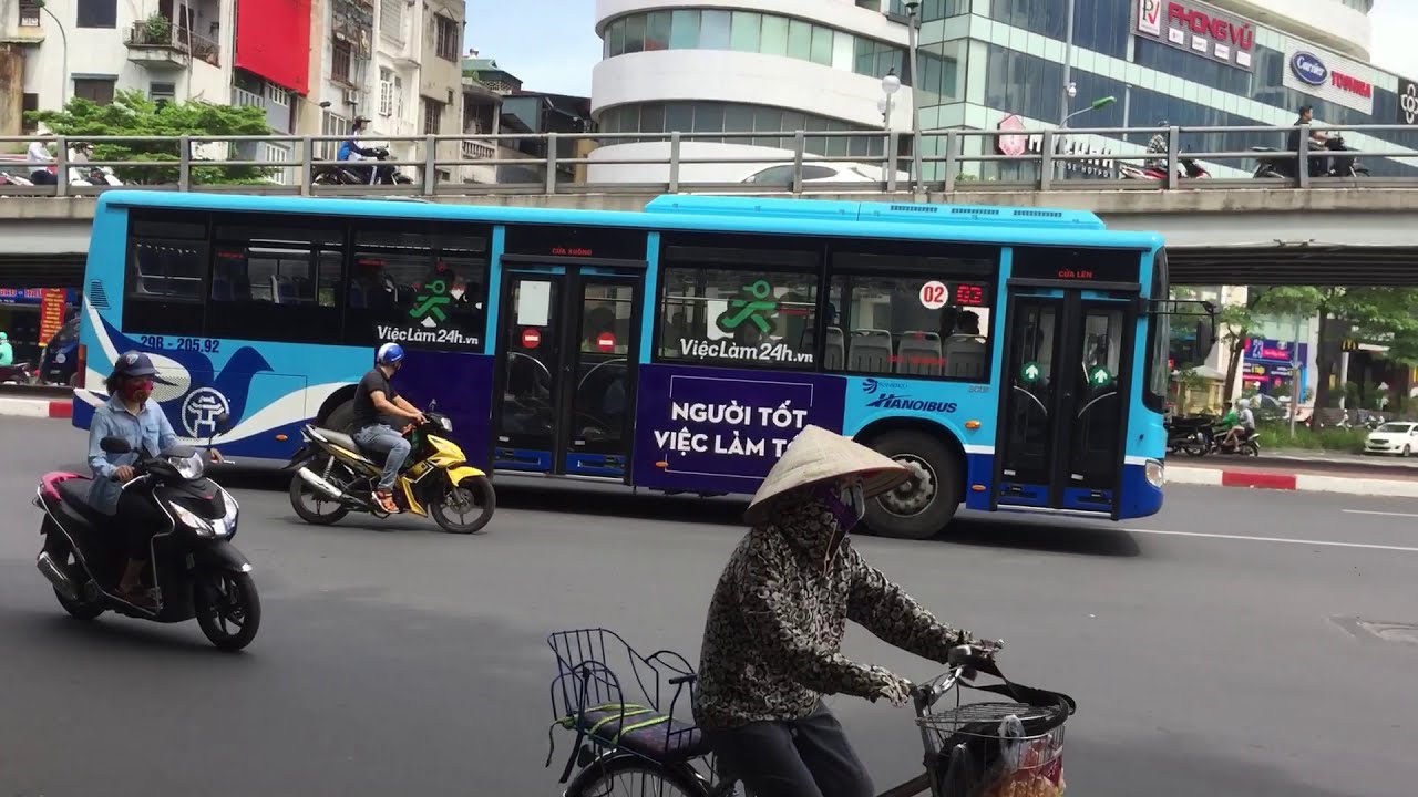 XE BUÝT HÀ NỘI/HanoiBus QUA NGÃ TƯ CẦU VƯỢT// BUSES IN VIETNAM JULY ...