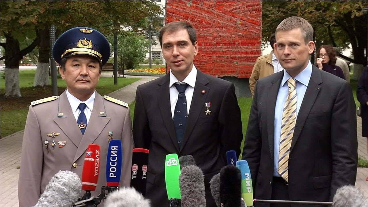 Visiting Soyuz Crew Departs For Kazakhstan - YouTube