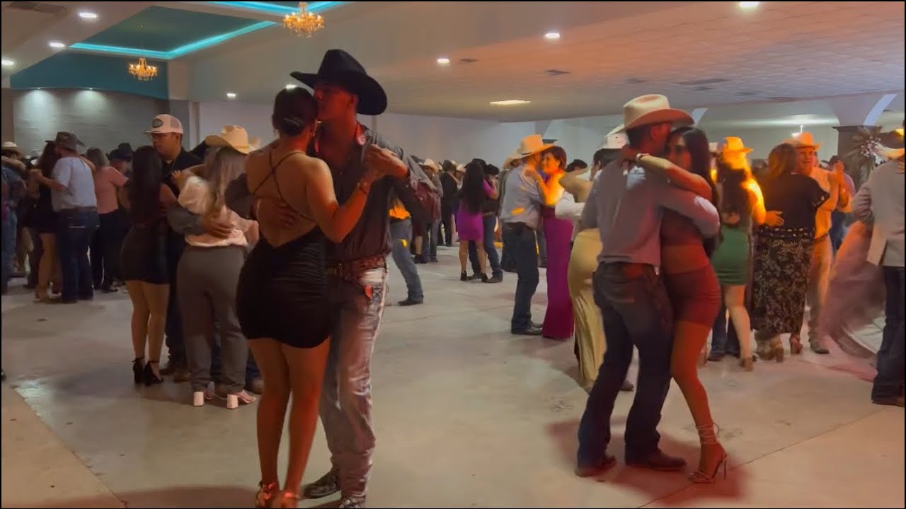 Bailando la cumbia mano de chango con los Imperiales de San José del ...