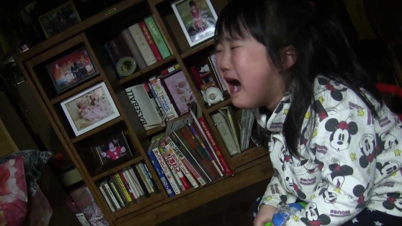 不満があるから泣いてしまうけどすぐに機嫌を取り戻す英奈 - YouTube