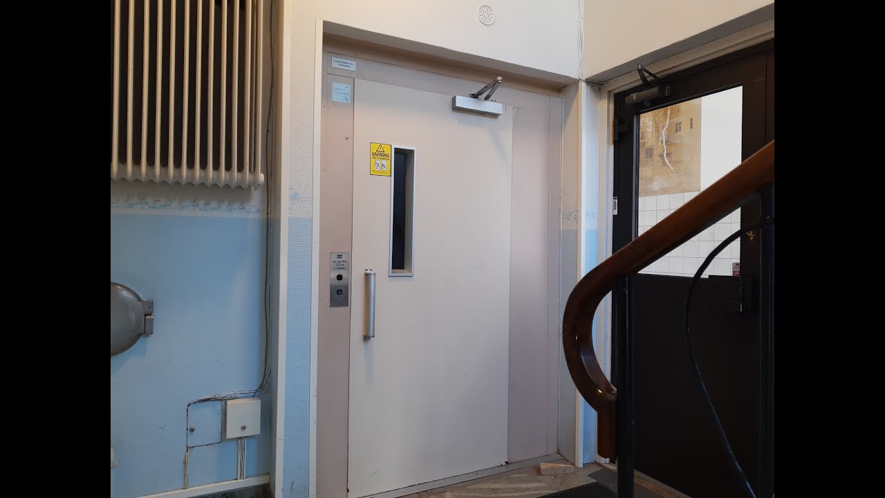 1987 original KONE hydraulic elevator at Borgmästaregatan 17 ...