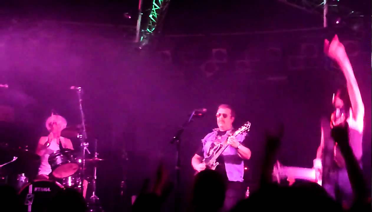 CPeX - Dikke Lu Live @ Biebob Vosselaar 2011 - YouTube Music