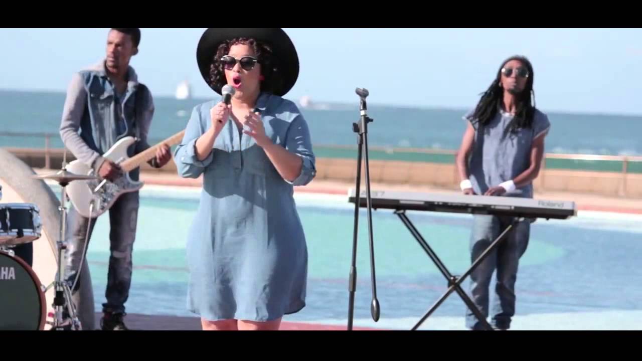 Makes me sing - YouTube