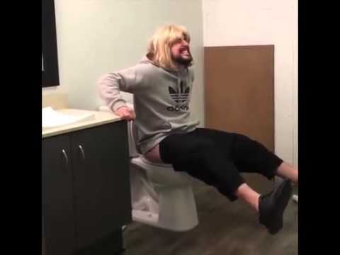 What guys think girls do in the bathroom VS. What they ACTUALLY do...