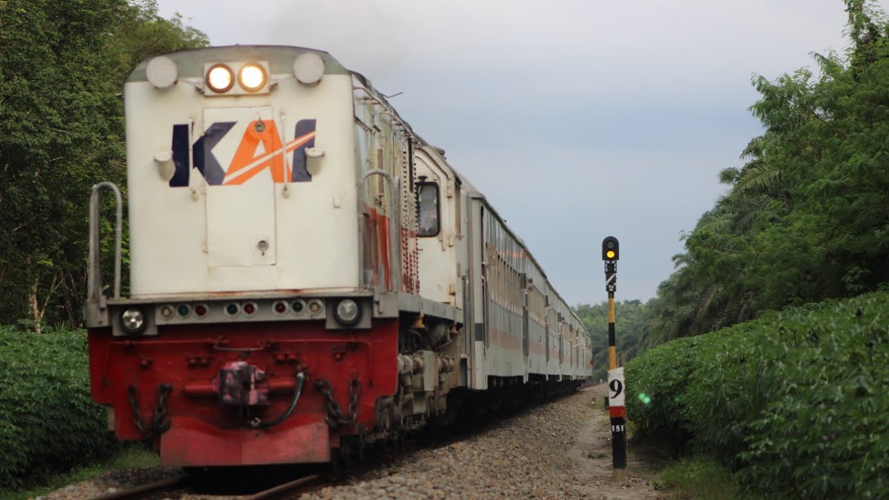 KA PUTRI DELI & KA SRIBILAH berangkat dari stasiun Kisaran - YouTube