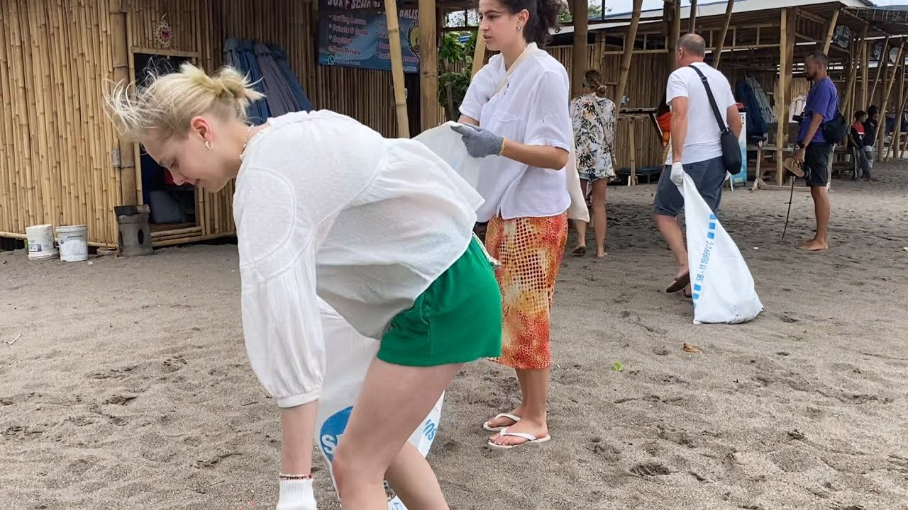 AKSI PARA BULE BERSIHKAN PANTAI CANGGU BALI | BALI HARI INI - YouTube