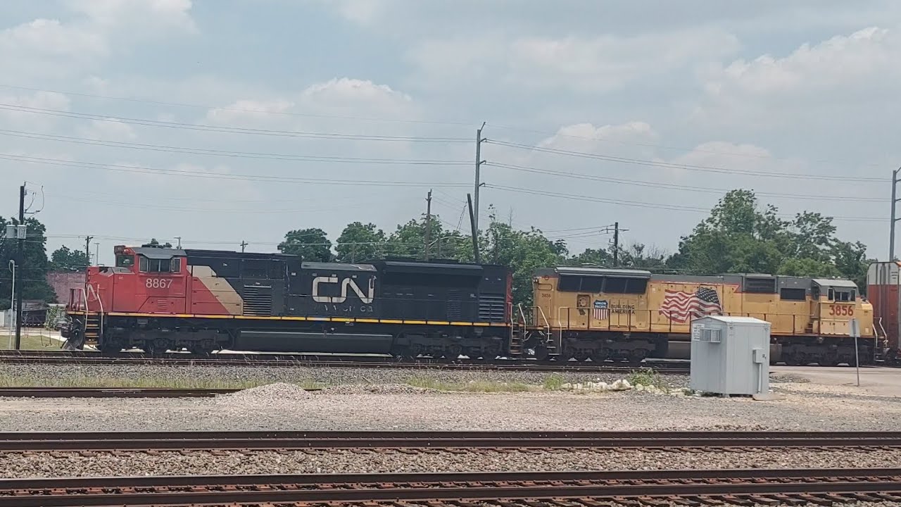 Canadian National 8867 SD70M-2 ft UP 3856 SD70M leads ASPLD-26 ...