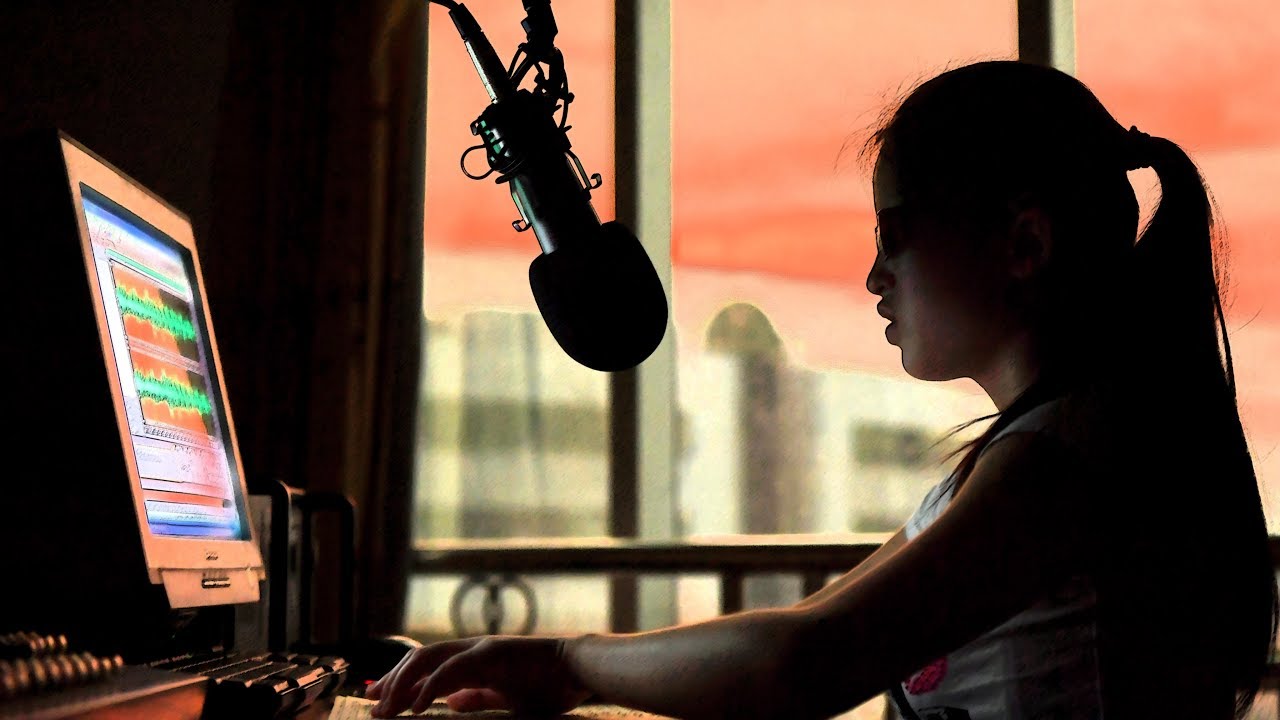 How a radio anchor without sight presents stories to audience? Here's ...