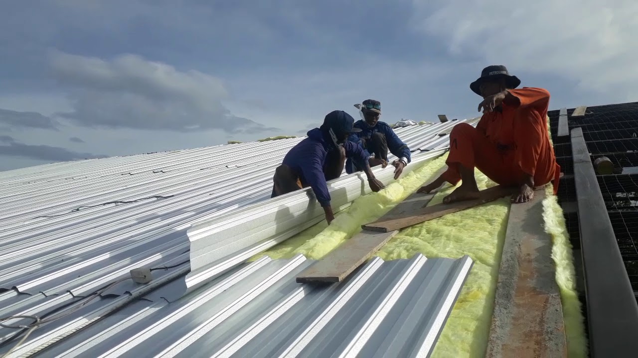 Pemasangan atap menggunakan glasswool dan roofmes - YouTube
