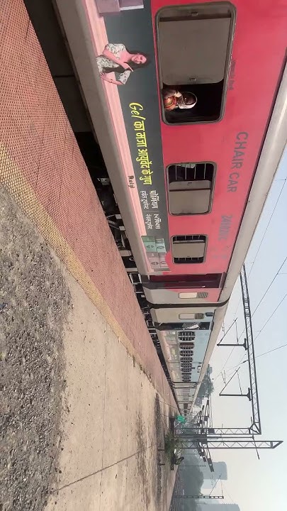 12158 Solapur Pune Hutatma express with WCAM loco. - YouTube