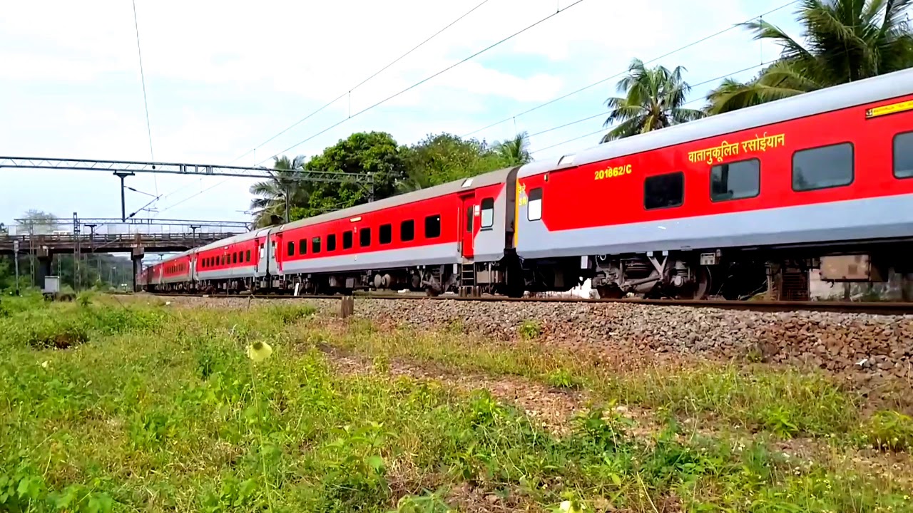 MUMBAI LTT EXPRESS From THIRUVANANTHAPURAM CENTRAL - YouTube