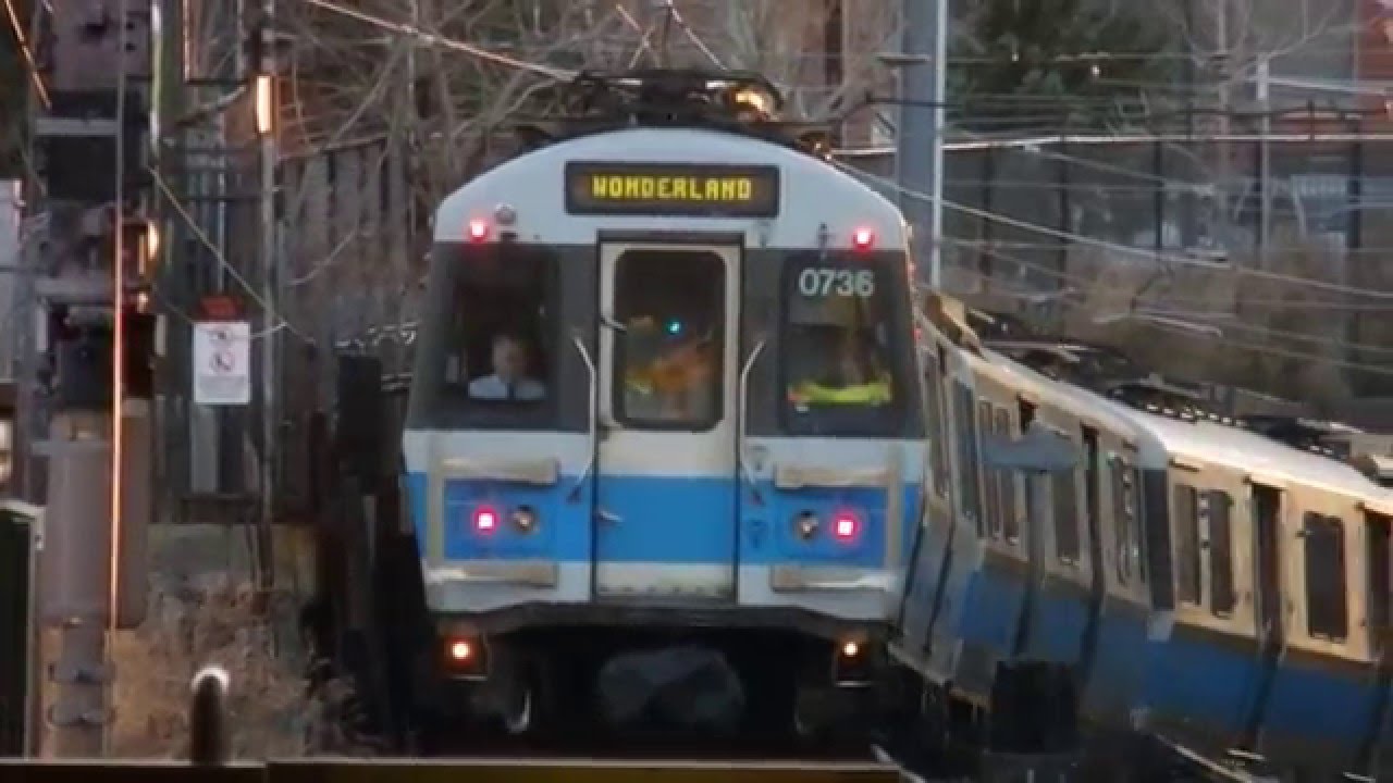 MBTA Blue Line Bound Siemens 0700 Series Entering Airport Station - YouTube