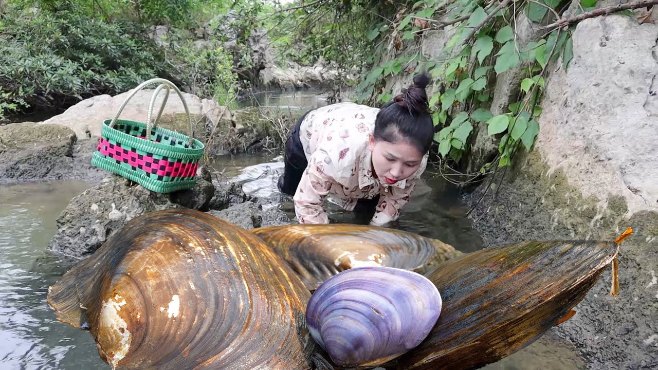 Nature’s Sparkle: Young Girl Digs Up Bizarre Clam, Opens It to Reveal ...