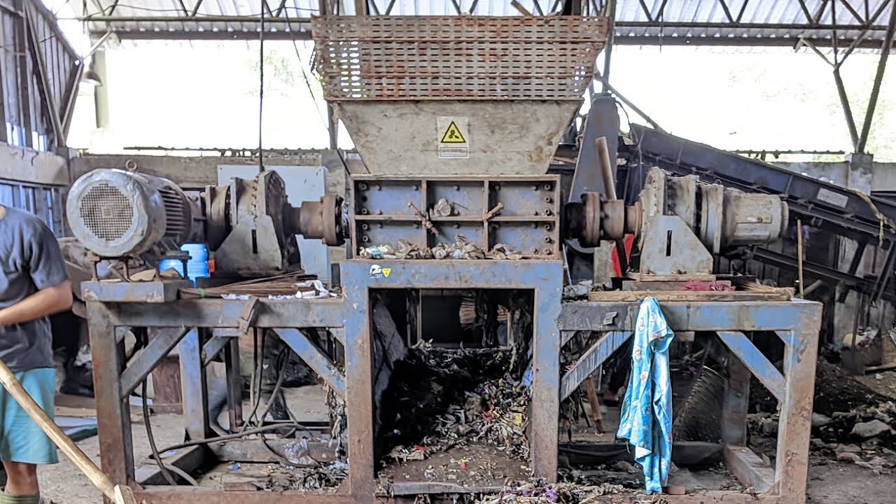 Proses Pencacahan Bahan RDF (Plastik) Dengan Mesin Screder - YouTube