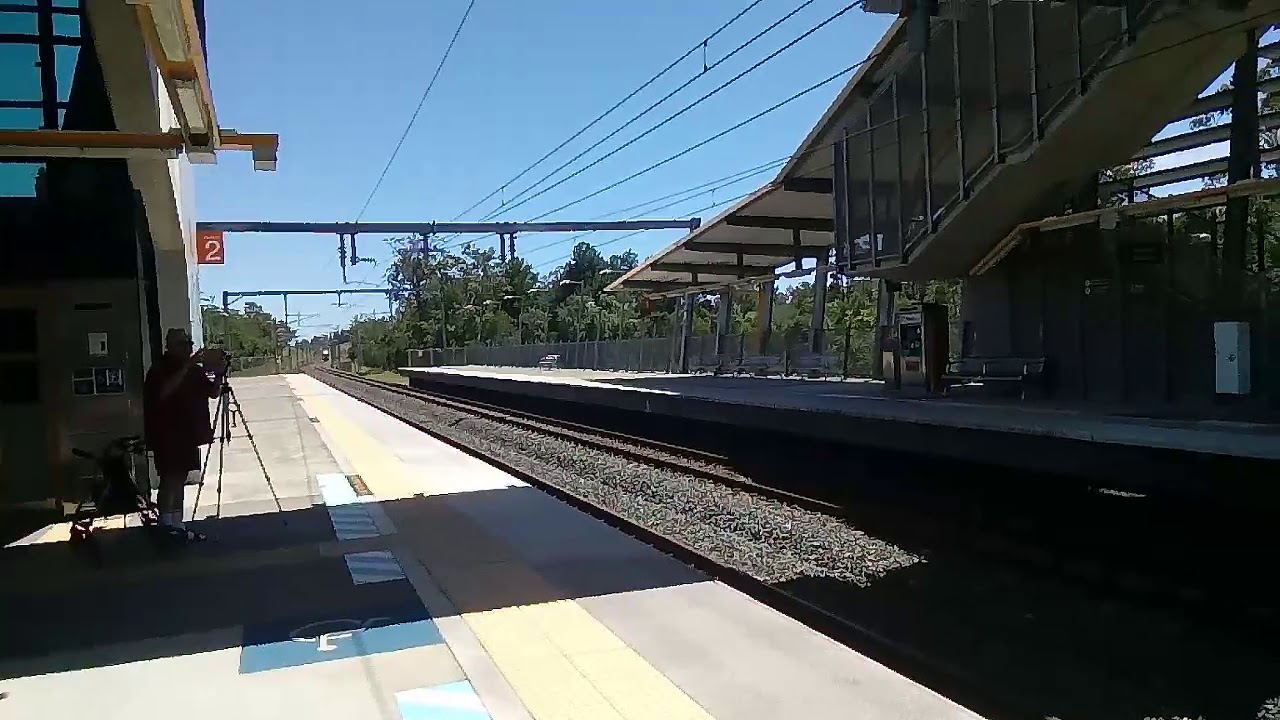 QR's 1744 passes thru Elimbah Station to Mayne 06/12/2017. - YouTube