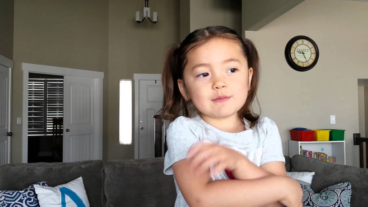 Edie sings little mermaid - YouTube