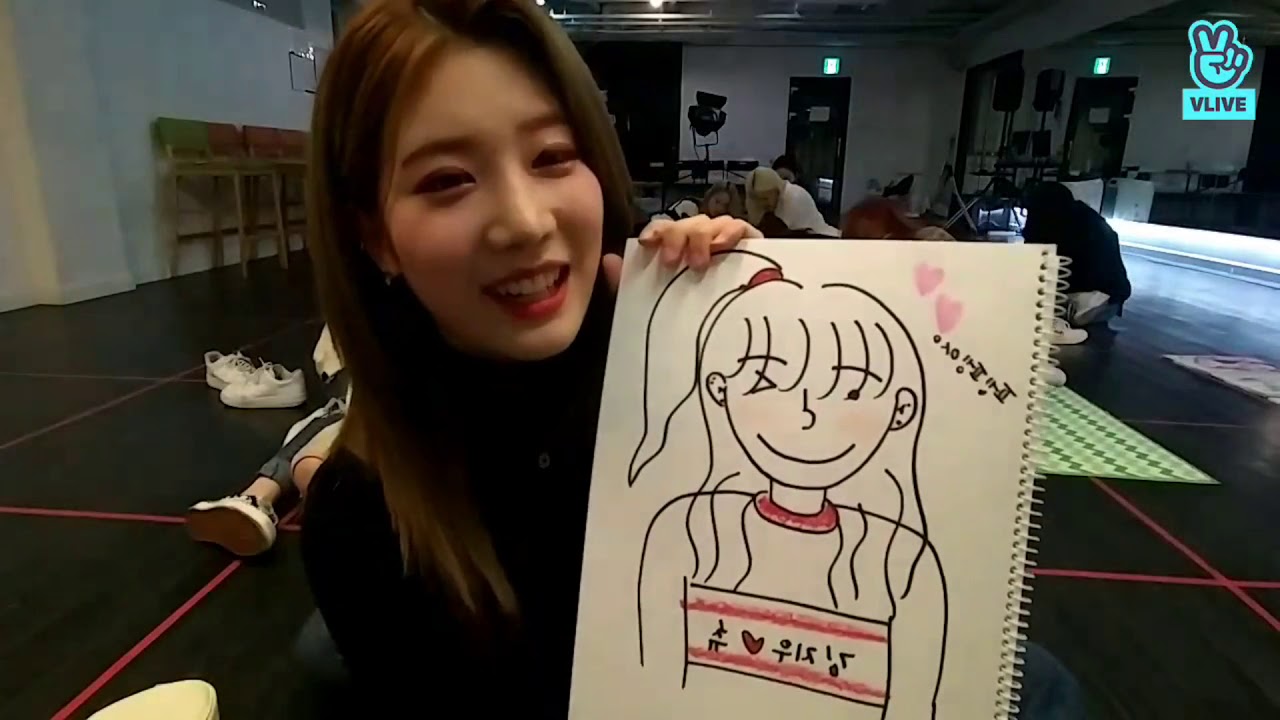 VLIVE 190308 Let's learn how to draw "Chuu" with Loona (來跟本月少女一起學怎樣畫智雨 ...