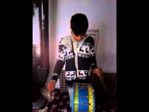Bagarasi roman cocugu sadece davul calmak istesin