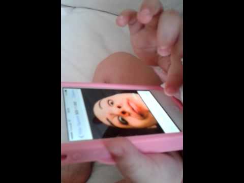 Tatlı tatlı telefonla oynayan küçük kız