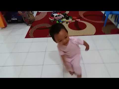 MAINAN ANAK BERMAIN BOLA DENGAN TANTE CANTIK