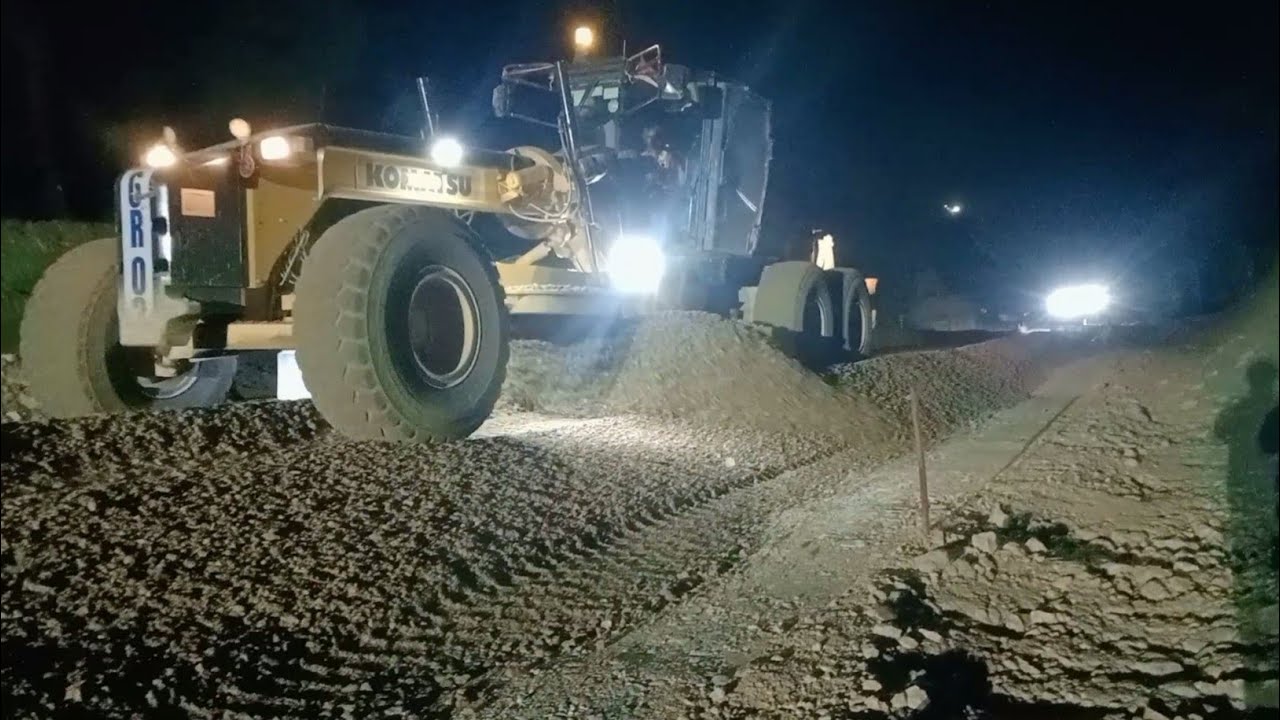 KOMATSU 705 MOTOR GRADER SPREADS AND MAKES THE EDGES OF THE LAYOUT NEAT ...