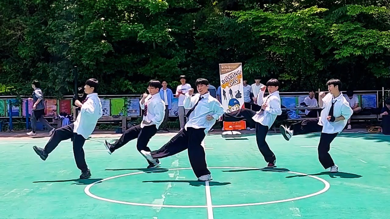 남고 댄스부 버스킹 (with 선생님) [투어스(TWS)-첫만남은 계획대로 되지 않아 커버] - YouTube