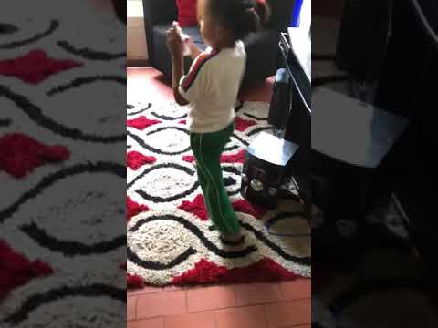 Niña bailando El Anillo Pa Cuando