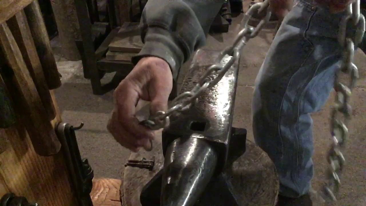 One of the best ways to mount an anvil - YouTube