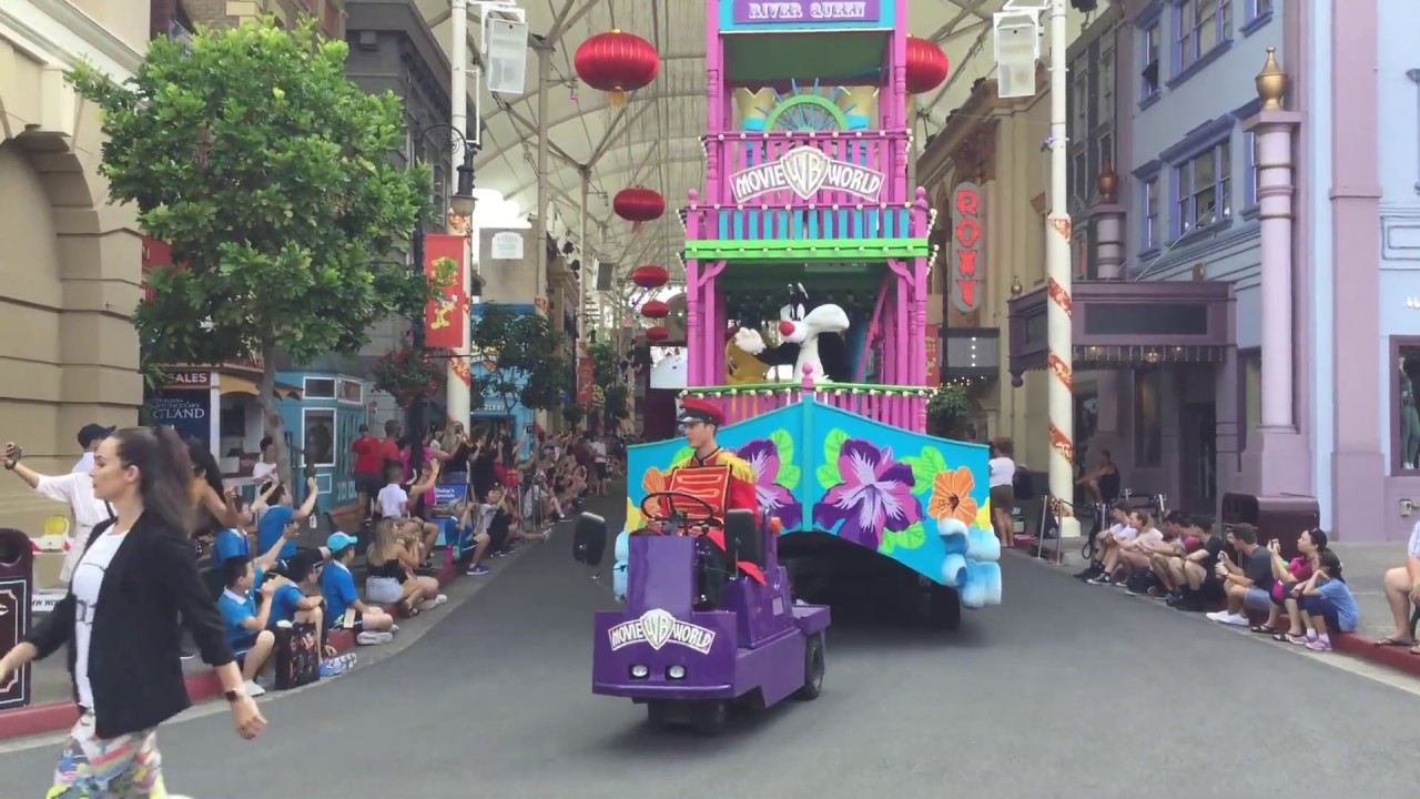 Street Stars Parade - Warner Bros. Movie World (1) - YouTube