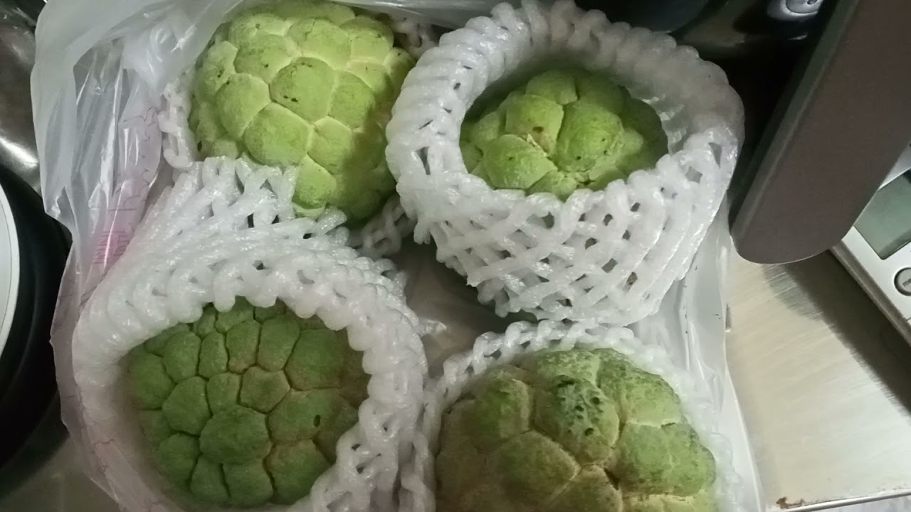 Sarikaya fruit in Taiwan.yummy - YouTube