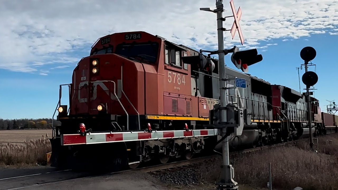 [CN EMD Duo!] CN Train Z148 Climbing The Hill Eastbound At Mansewood ...