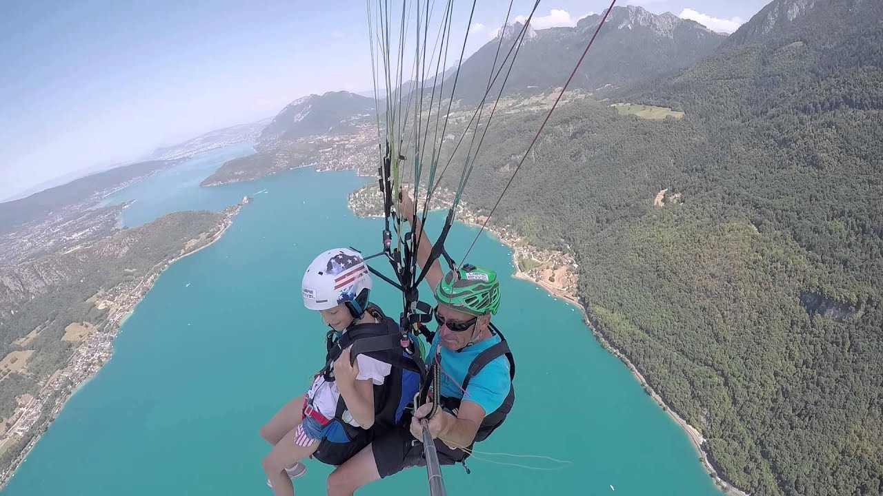 Kyra Fleurke parapenten boven het meer van Annecy - YouTube
