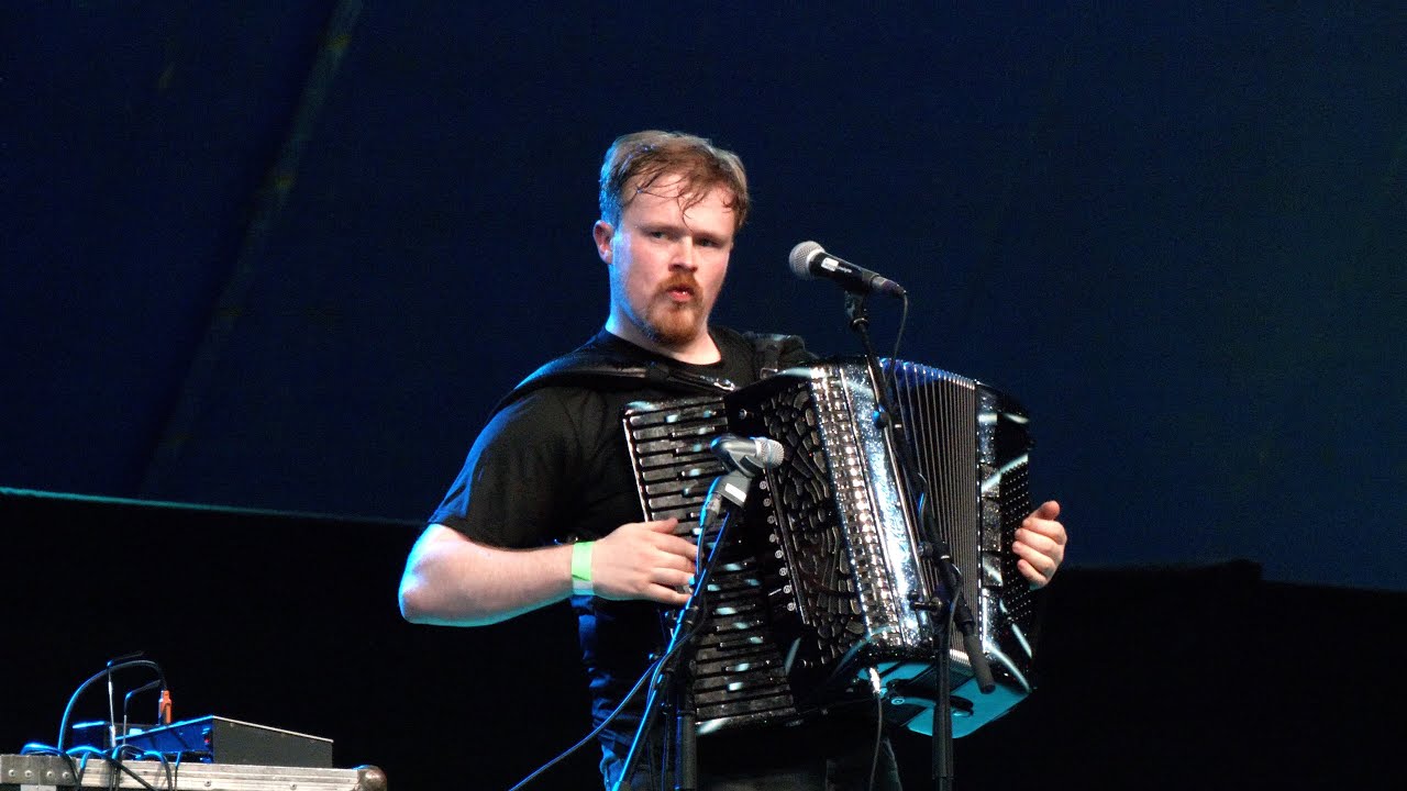 Dueling Banjos played by Scottish musician Ruairidh Maclean 'RuMac' on ...