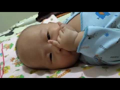 Ivona lagi belajar ngemut jarinya