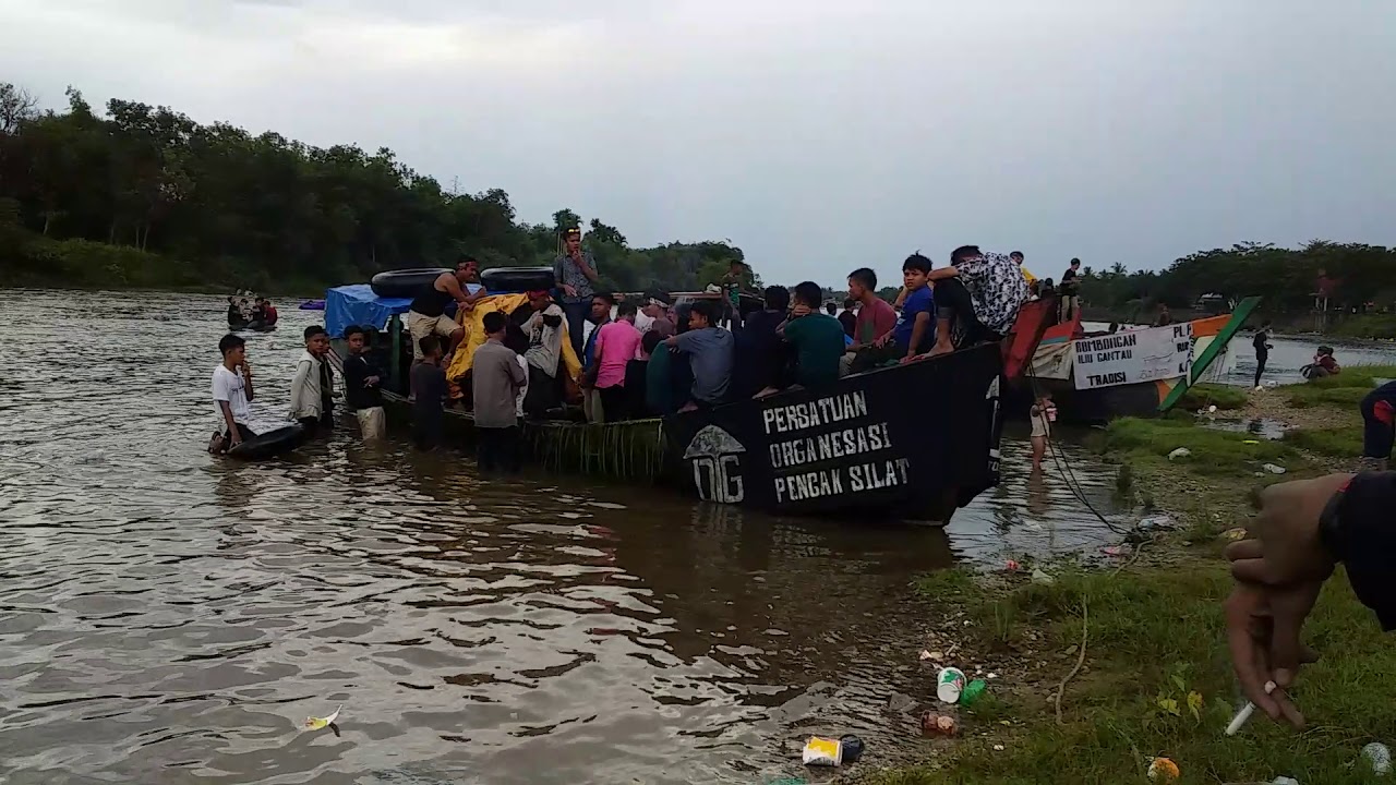 Tradisi balimau kasai di kampar - YouTube