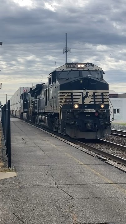 NS 4075 leading CSX X191 in Nappanee Indiana - YouTube