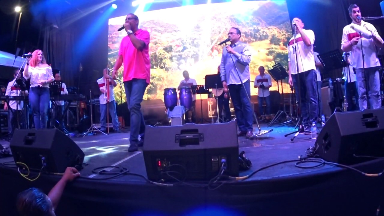 Fabiola tocando el Cuatro, Gilberto Santarosa & Herman Olivera - YouTube