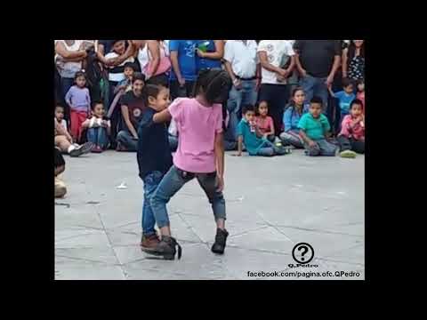 Este payaso pone a bailar reggaeton a estos pequeñitos.
