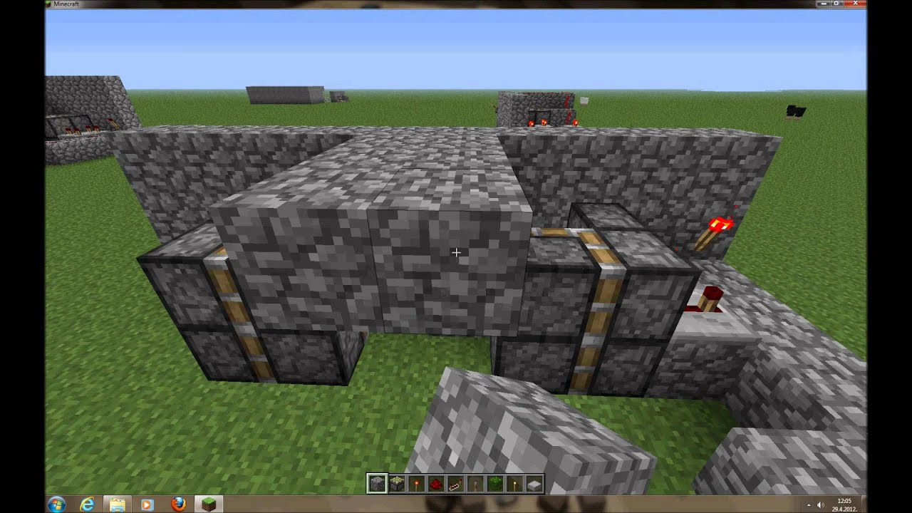 Minecraft Tutorial-Automatic Secret Door - YouTube
