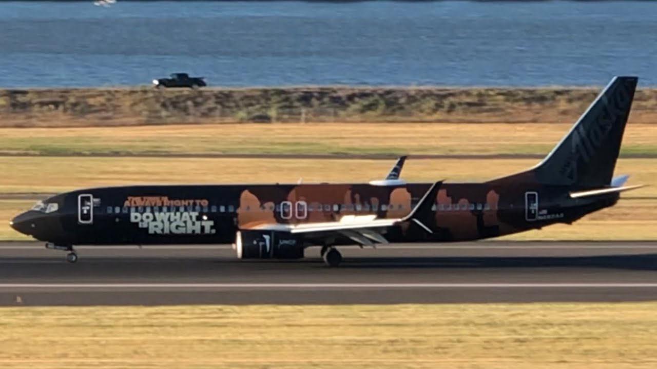 Alaska Airlines (UNCF Livery) 737 Landing at PDX - YouTube