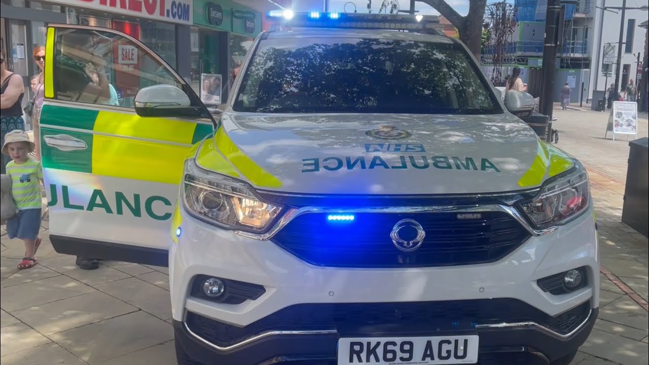 **SIREN & LIGHT DEMO** SCAS Saangyong Reston RRV (RK69 AGU) At Fareham ...